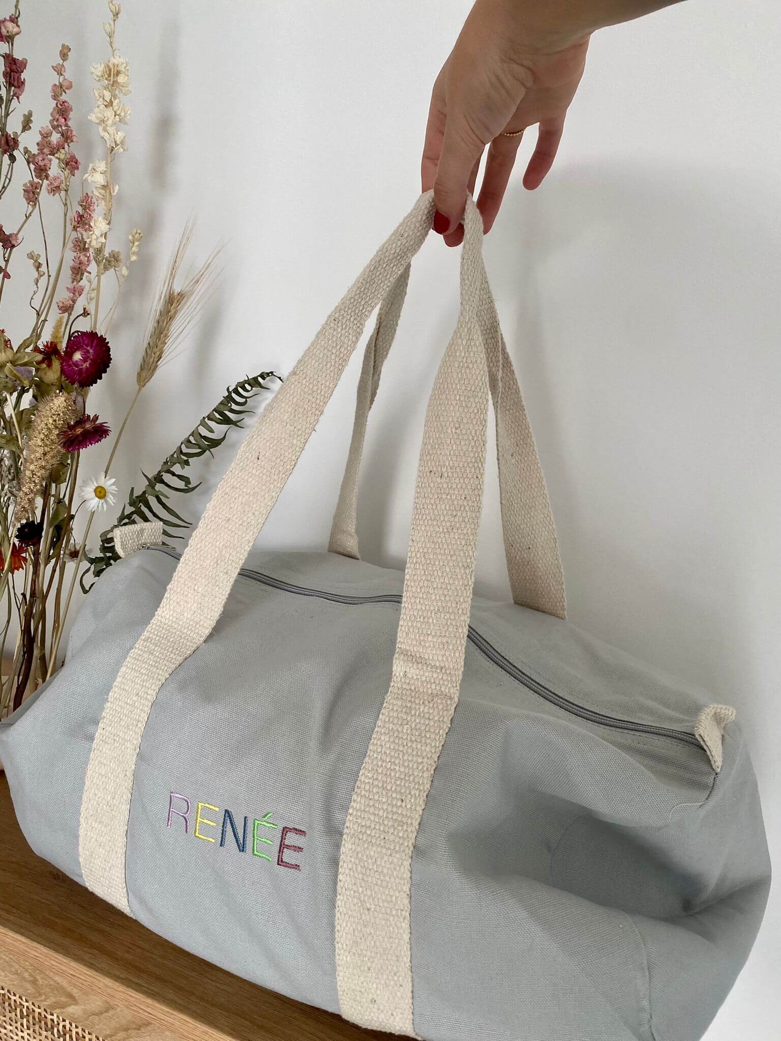 Sport-& logeer tas met geborduurde naam – Studio Marie